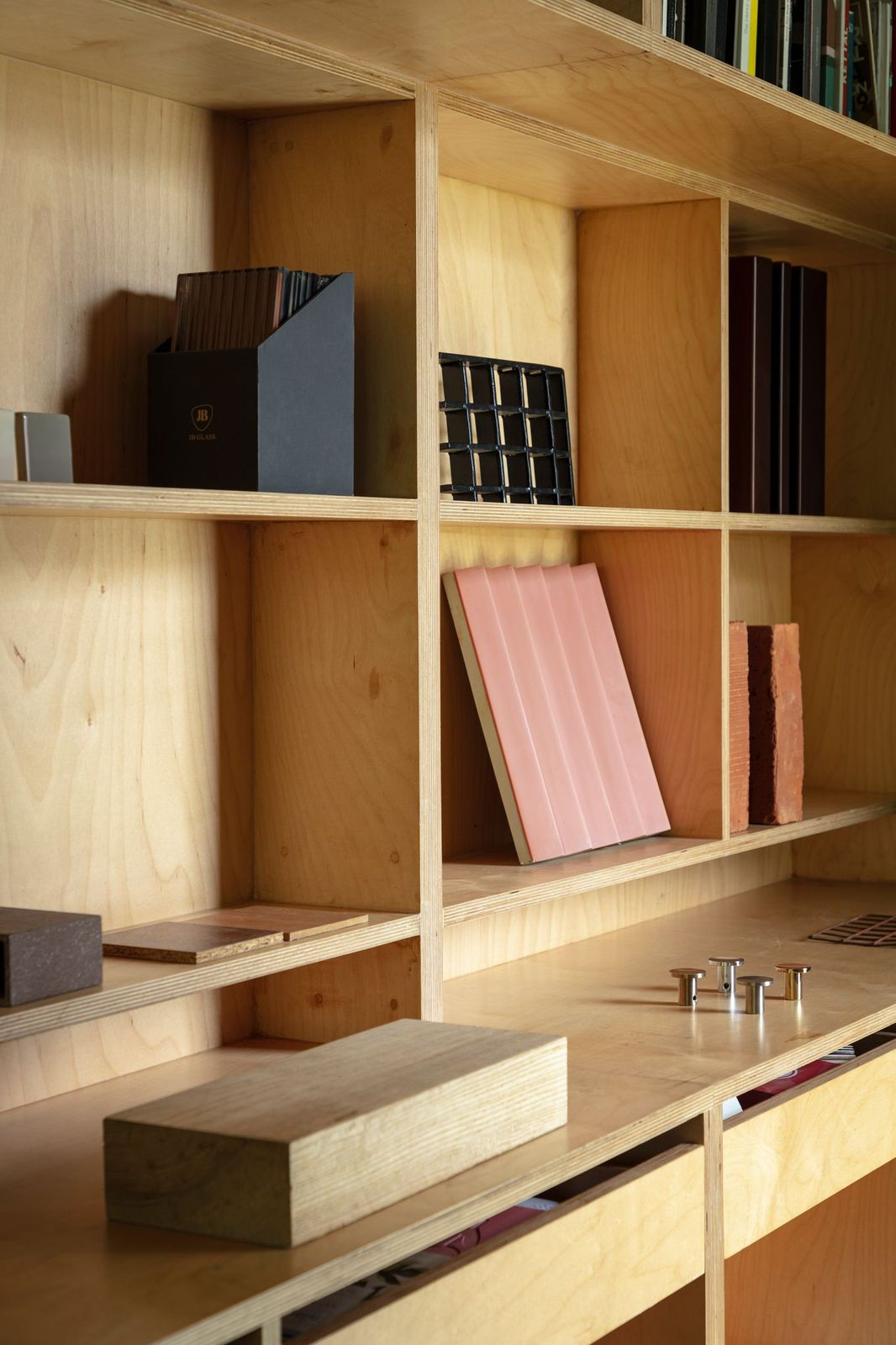 Crafting an interplay of vernacular materiality and responsive built ...