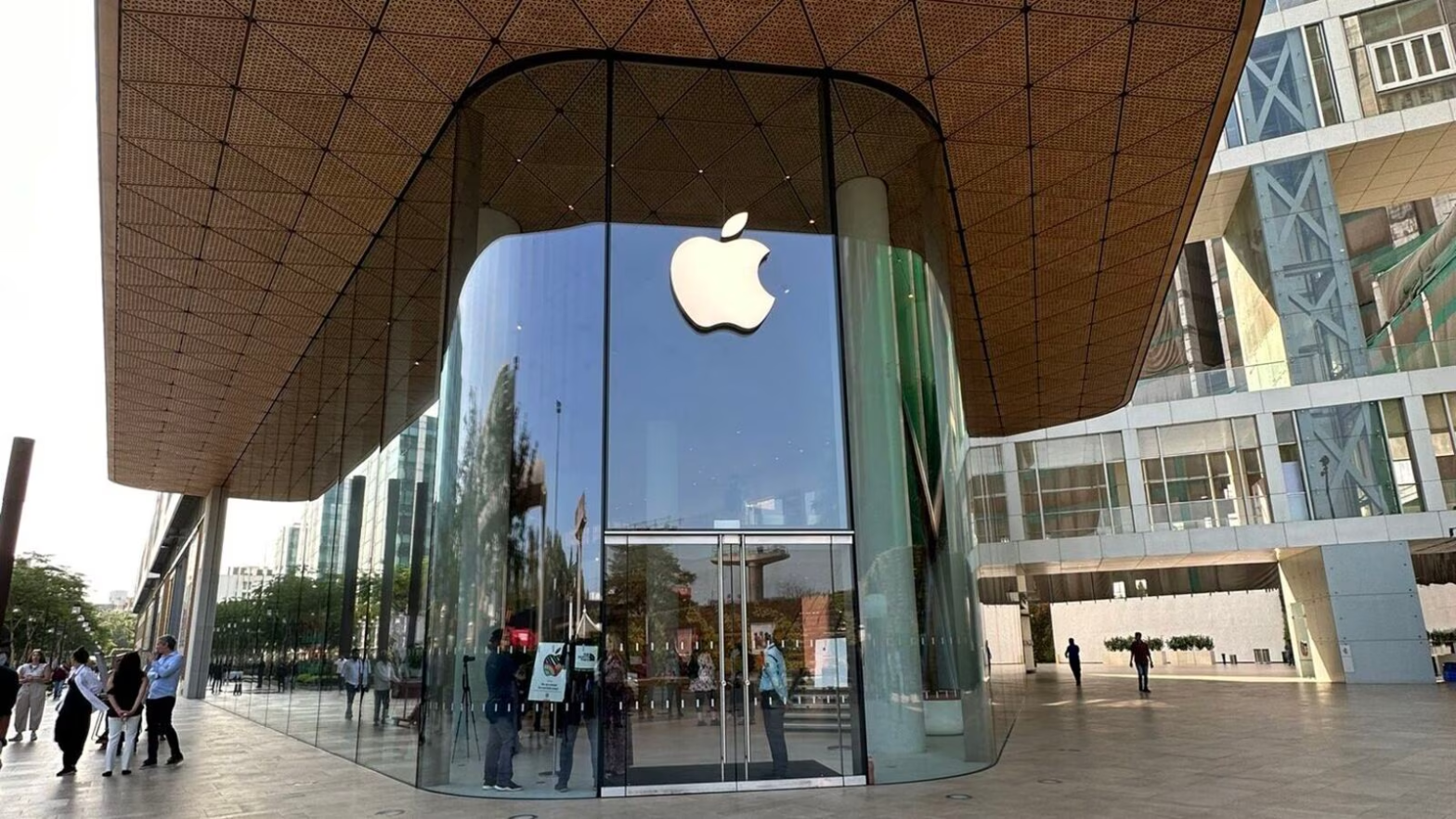 Apple store ventures in Mumbai, India - Commercial Design India