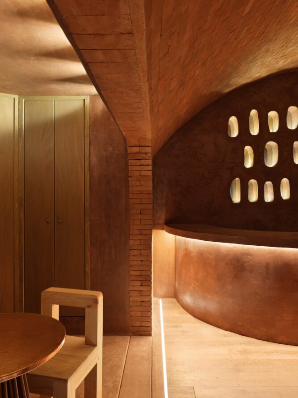 Exploring the art of shadows: Mezcalería Maguey store by Daniela Bucio Sistos // Taller de ...