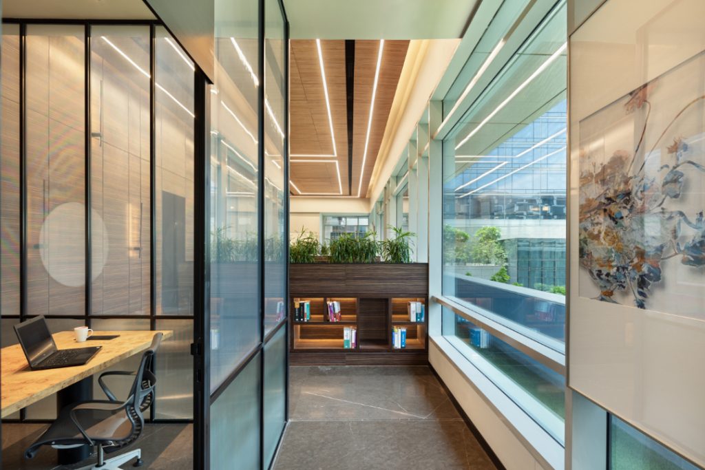 Studio IAAD transforms APT Office in New Delhi with the fusion of warm ...