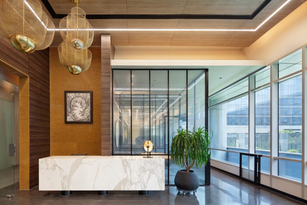 Studio IAAD transforms APT Office in New Delhi with the fusion of warm ...