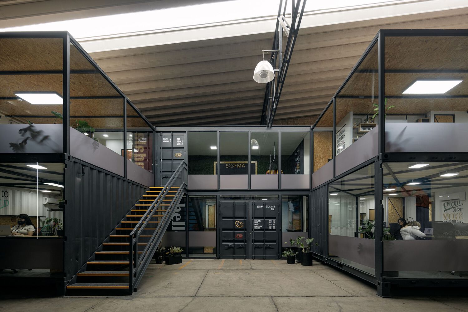 Container office innovation: HOHarquitectura's sustainable design ...