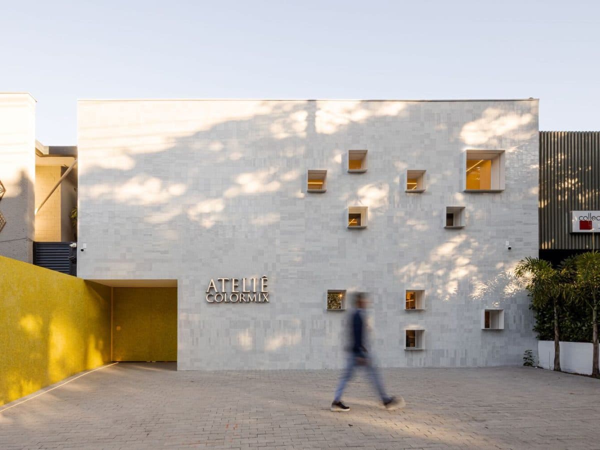 Atelier Colormix by Basiches Arquitetos Associados: Merging materials ...