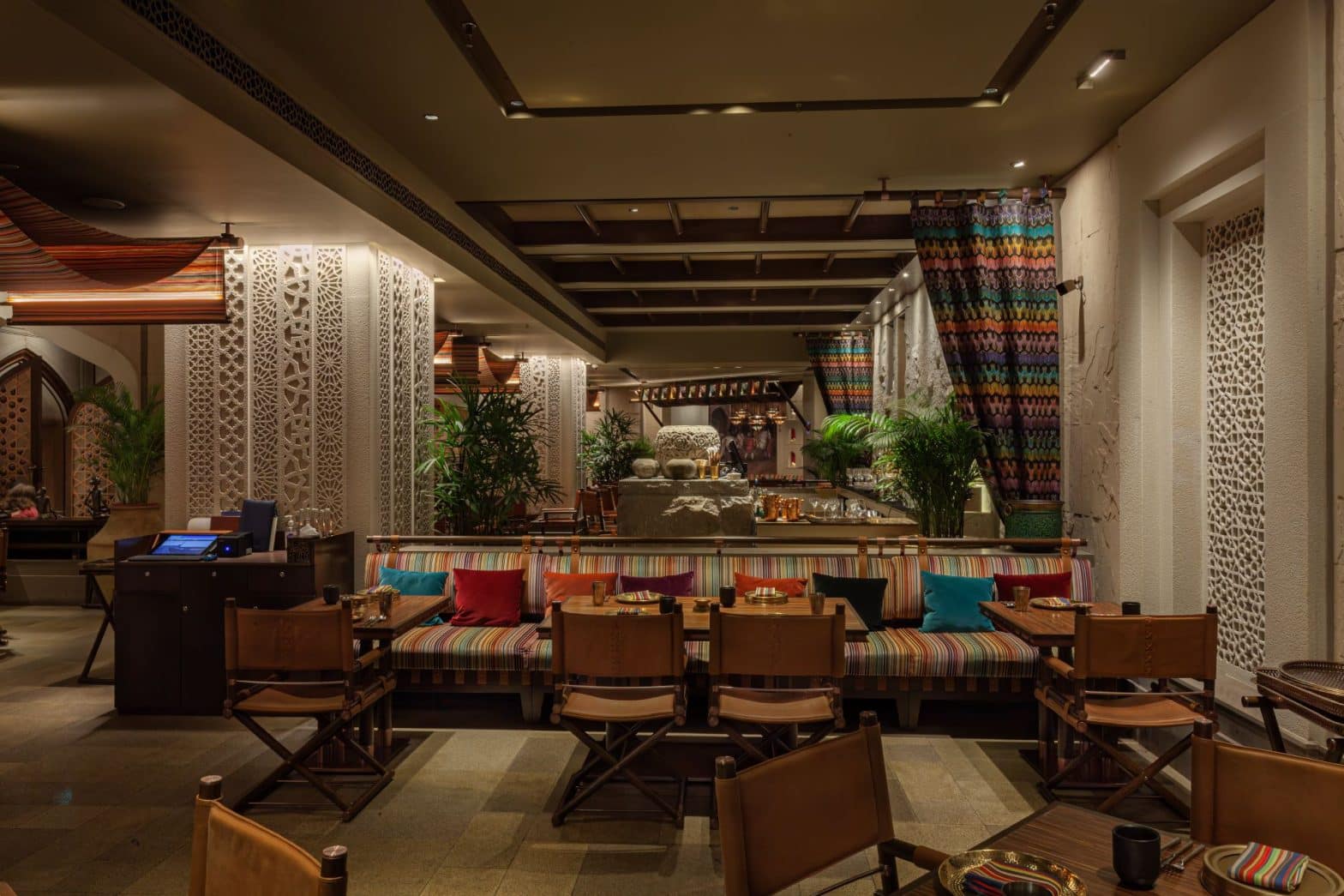 Loya at Taj Hotel New Delhi, by Fab Interiors: A masterpiece of ...